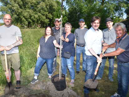 Nordenham: Gewinner des Umweltpreises pflanzen Apfelbäume