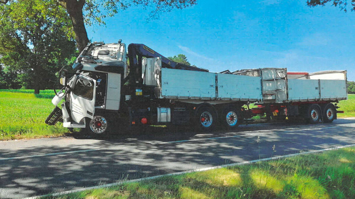 Unfall in Godensholt: Lkw prallt gegen einen Baum