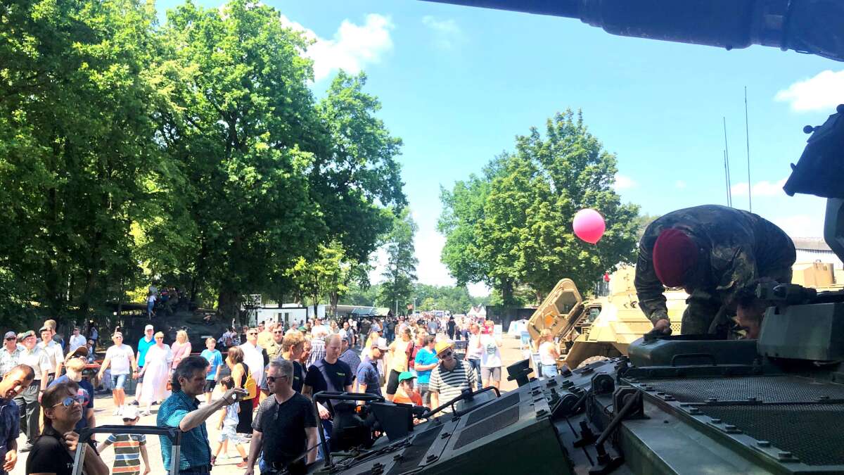 Oldenburg: Tag der Bundeswehr lockt Tausende in die Henning-von ...