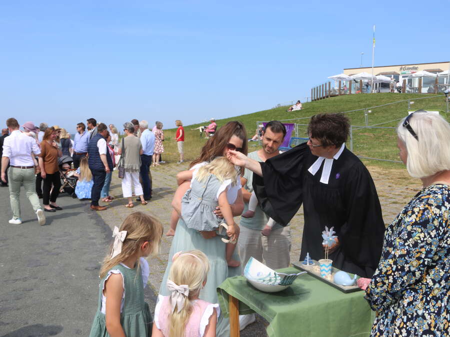 Tauffest am Tossenser Friesenstrand: 16 Kinder mit Nordseewasser ...