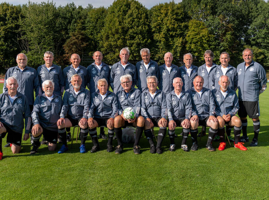 Ü70-Fußballspiel zwischen Senioren aus Osffriesland und Wales am 1 ...