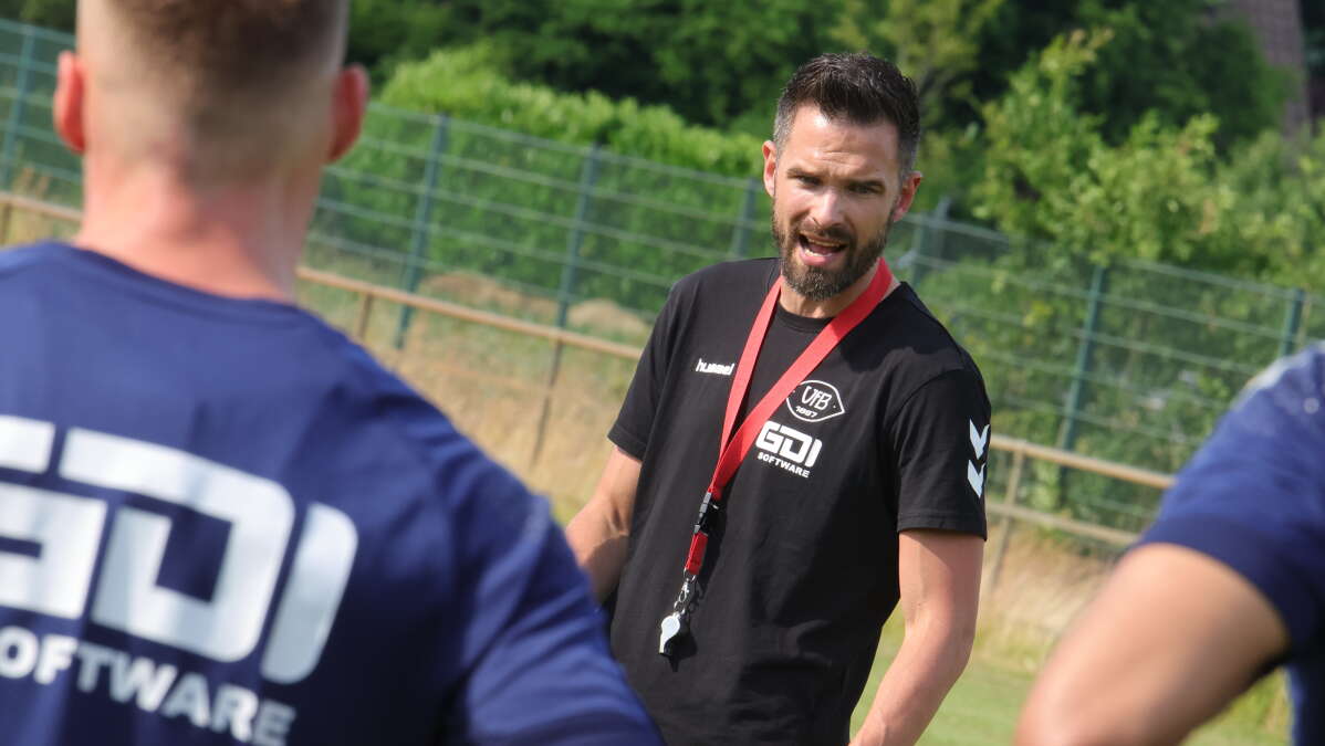 VfB Oldenburg: Trainer Benjamin Duda beim Trainingsstart über Kondition ...