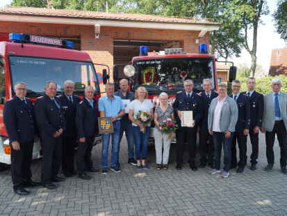 Freiwillige Feuerwehr Jeddeloh II: Heino Kruse zum Ehrenmitglied ...