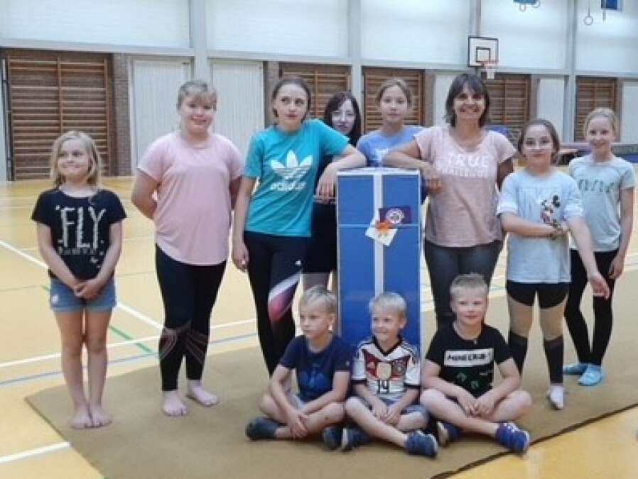 Harpstedter Turnerbund: Tine Schadwinkel mit Präsent überrascht