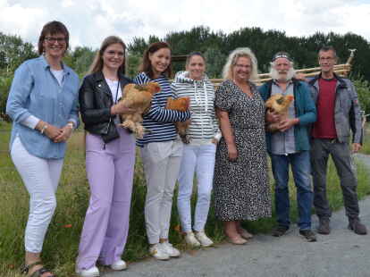 Spenden-Übergabe: Die Hühner im Ökowerk Emden erhalten ein Hühnermobil