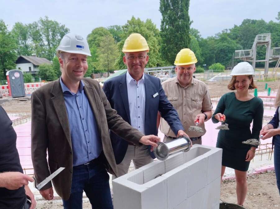 Freibad Rastede: Grundsteinlegung für Sanierung und Neubau ...