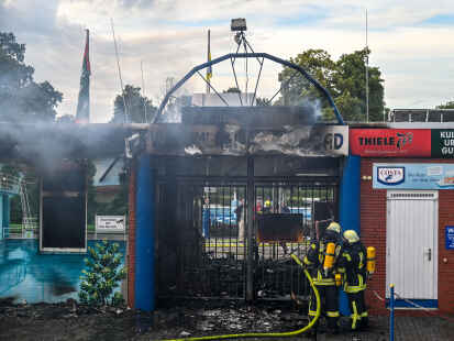 Feuer in Freibad in Emden: Umkleiden von Freibadgebäude durch Großbrand ...