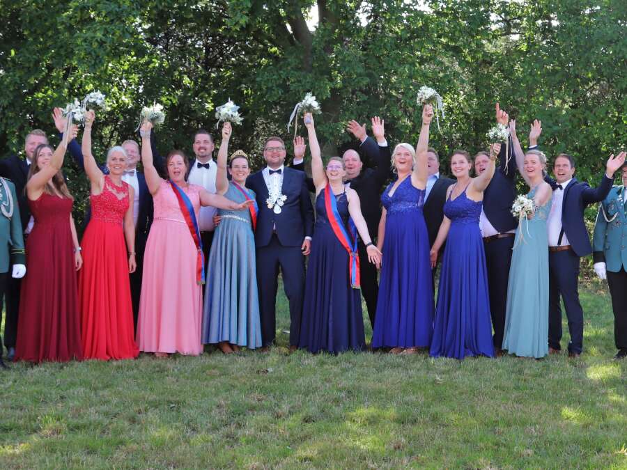 Schützenfest in Scharrel: Hubertus-Schützen feiern ihr neues Königshaus