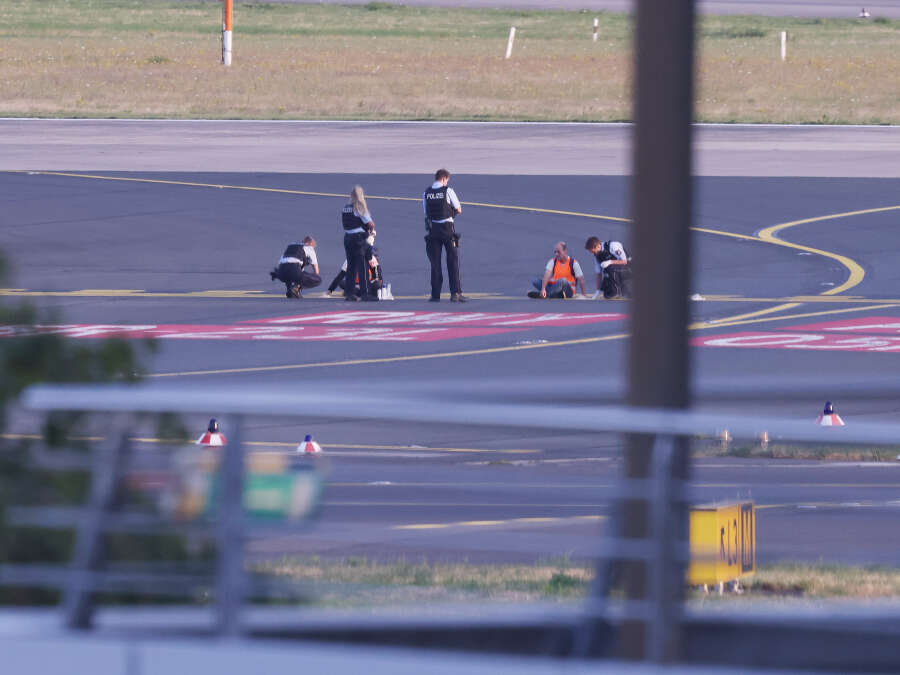 Flughafen Hamburg und Flughafen Düsseldorf: Klimaaktivisten der „Letzten Generation“ kleben sich ...