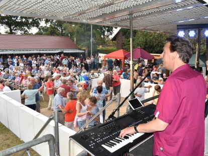 Halbzeit beim Grillabend: Nun gibt es in Dunum doch ein „Bergfest“