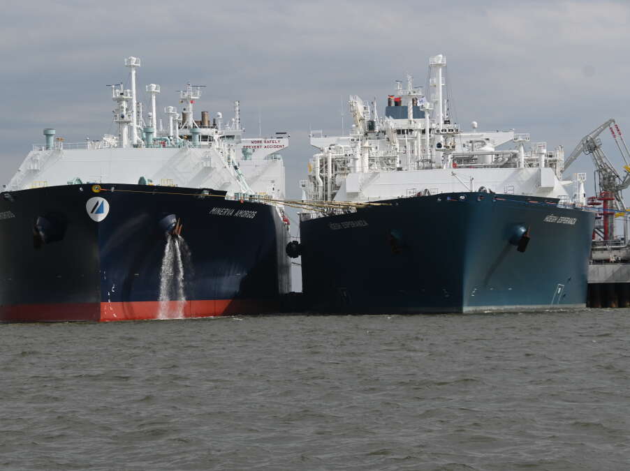 LNG-Terminal in Wilhelmshaven: JadeWeserPort beim LNG-Import ...