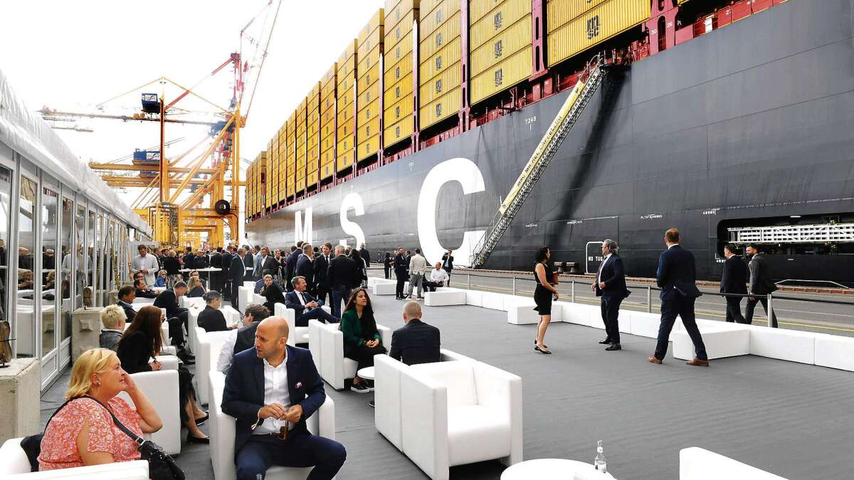 Zur Taufe meist gelbe Container an Bord