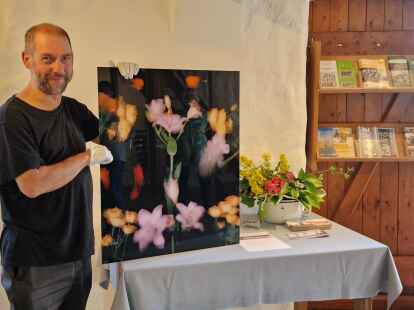 Seefelder Mühle: Matthias Langer aus Varel bereitet Ausstellung „Blumen aus deinem Garten“ vor