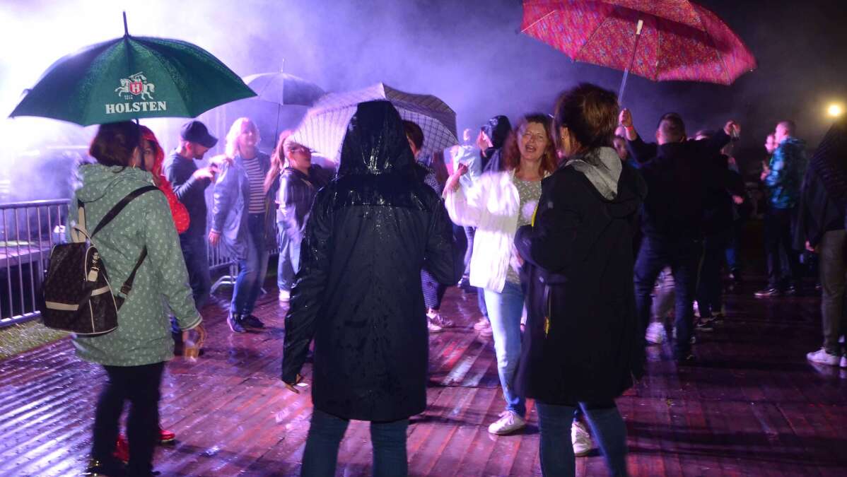 Landjugendfete in Altenesch: Gäste lassen sich Stimmung vom Regen nicht ...