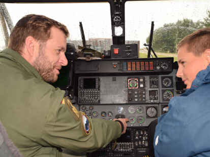 Tag der Marine in Wilhelmshaven: Zwischen Bordhubschrauber und ...