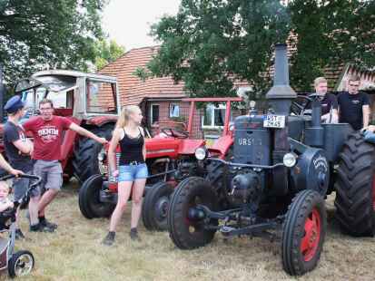 Historische Autos, Traktoren, Motorräder und landwirtschaftliche Maschinen werden in ...