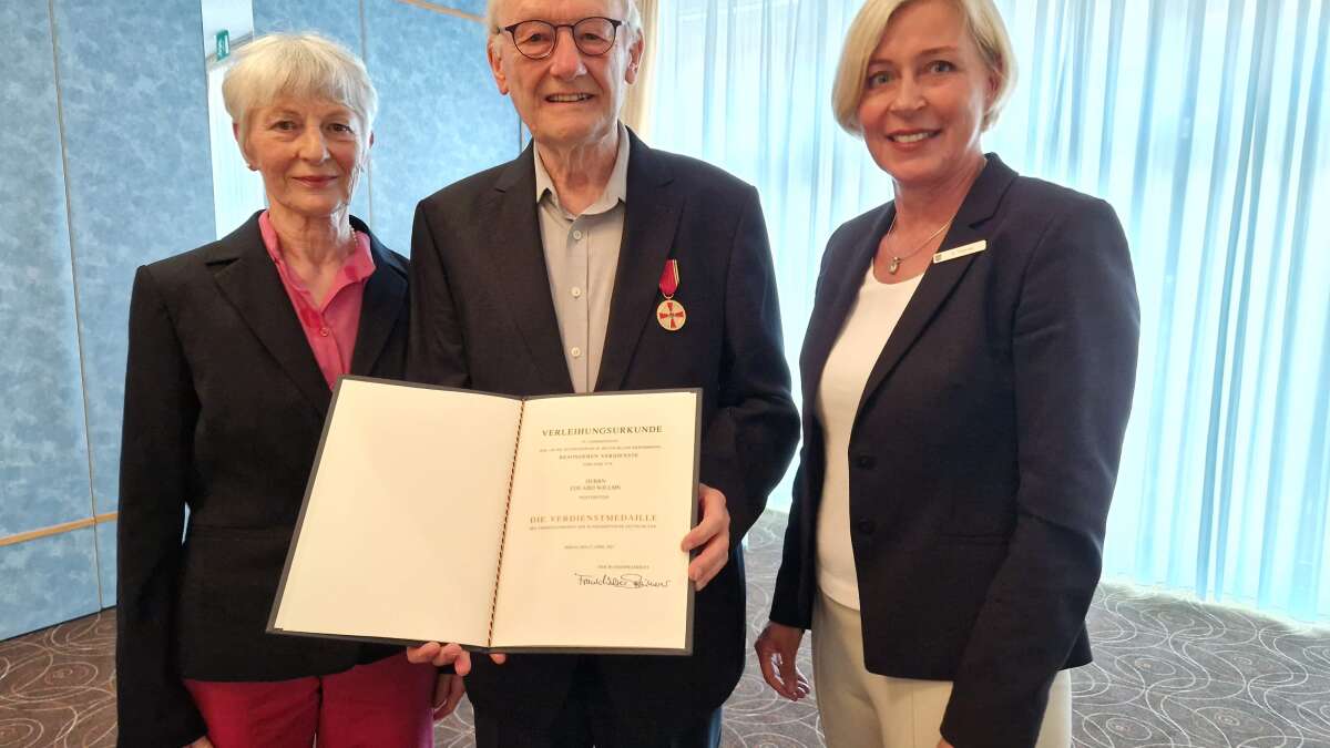 Verdienstmedaille des Verdienstordens: Eduard Willms aus Westerstede geehrt