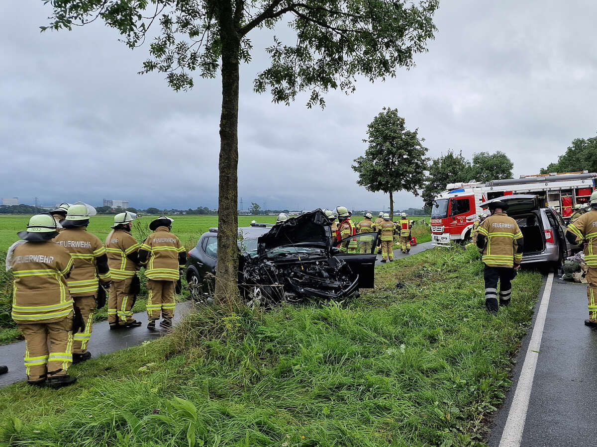 Unfall auf B212 in Brake: Neun Verletzte bei Kollision