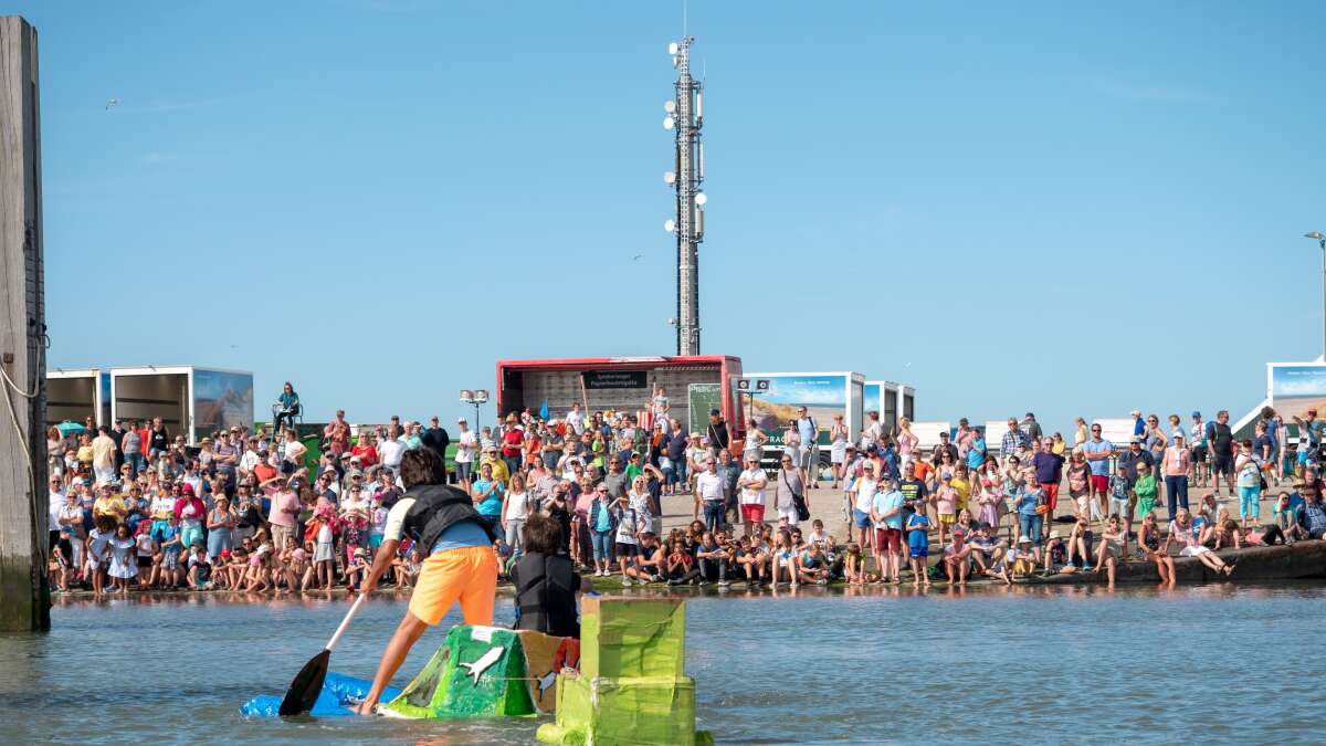 Papierbootregatta auf Spiekeroog: Aus Papier entstehen echte Boote für ...