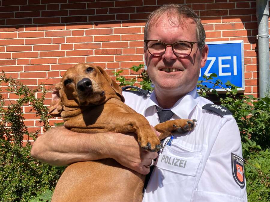 Inselpolizist auf Spiekeroog: André Basold und „Polizei“-Dackel Hubert sorgen für Sicherheit