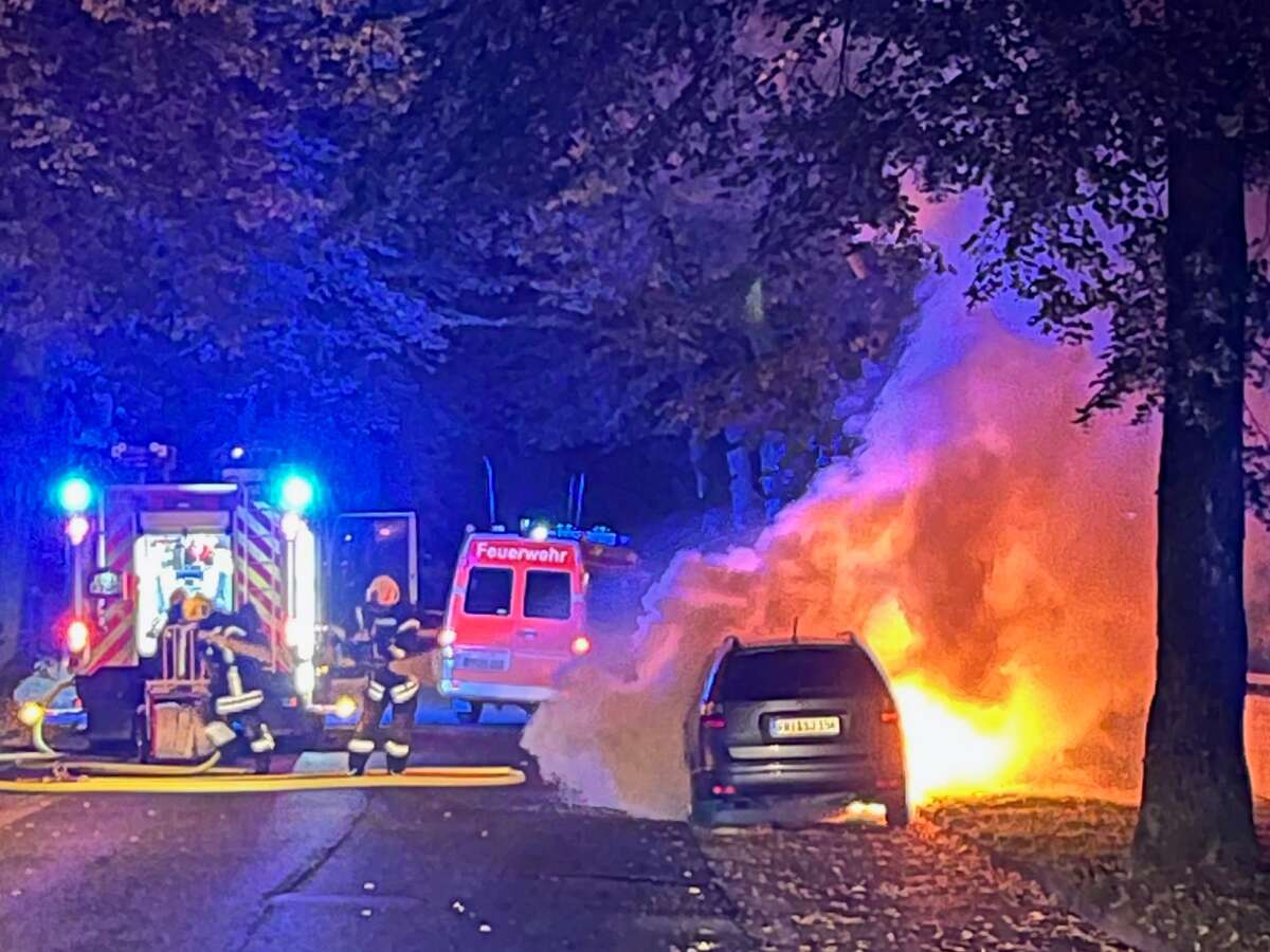 Brand in Varel: Feuerwehr löschte brennendes Auto in der Windallee