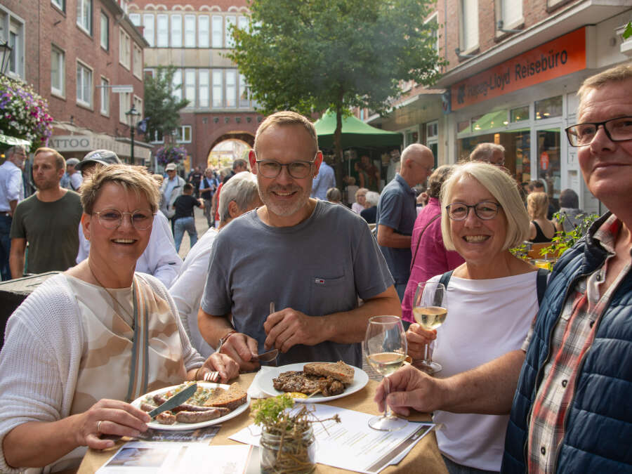 1. Öko-Schlemmermarkt in der Emder Innenstadt zog viele Interessierte ...