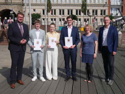 Habbena-Preis Emden: Ehrung für Einser-Abiturienten Jule Peschke, Jonas ...