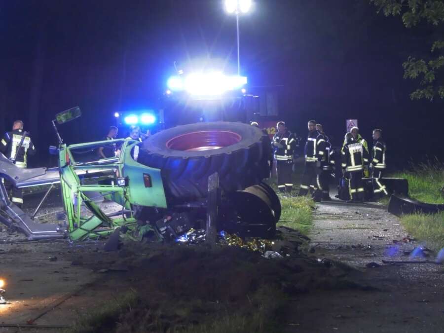 Unfall in Wittmund: Auto fährt auf Trecker auf – Zwei Männer schwer verletzt