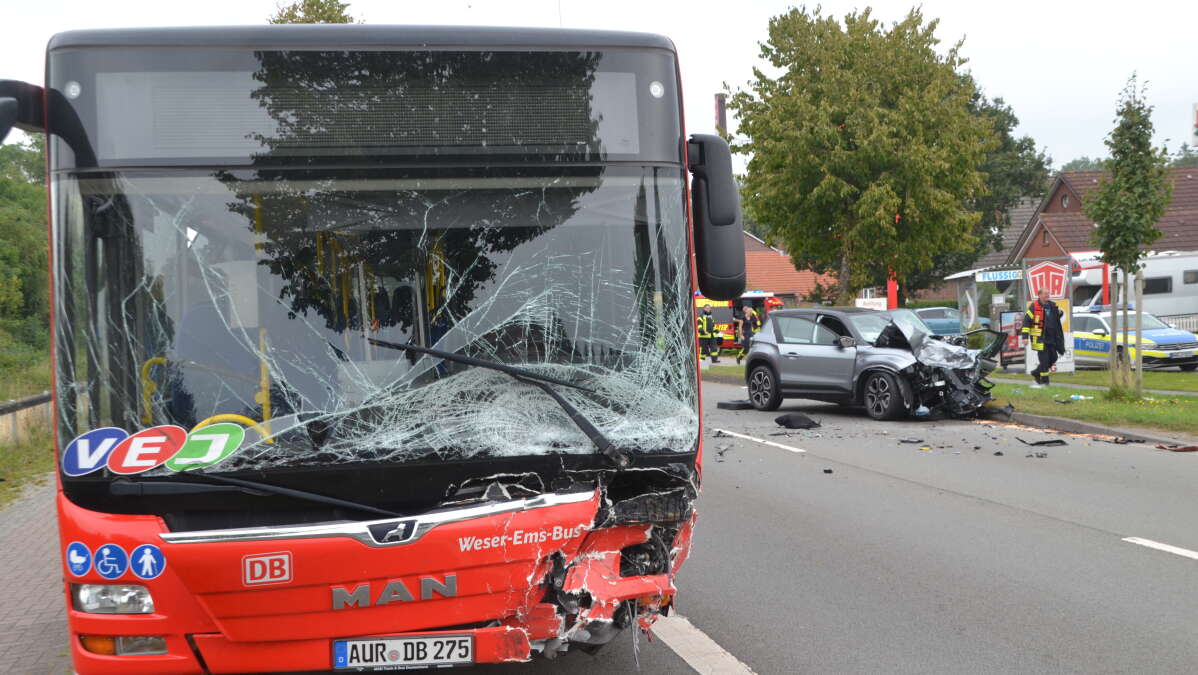 Unfall in Georgsheil: Bus kollidiert mit Pkw – Vier Personen verletzt, 37-Jähriger in Lebensgefahr