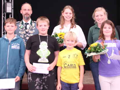 Start des Friedeburger Schützenfestes: Kinder Hanna und Christian sind ...