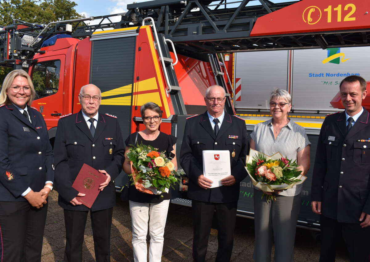 Feuerwehr Nordenham ehrt Claus Schröder und Alexander Stahl für 50-jährige Mitgliedschaft