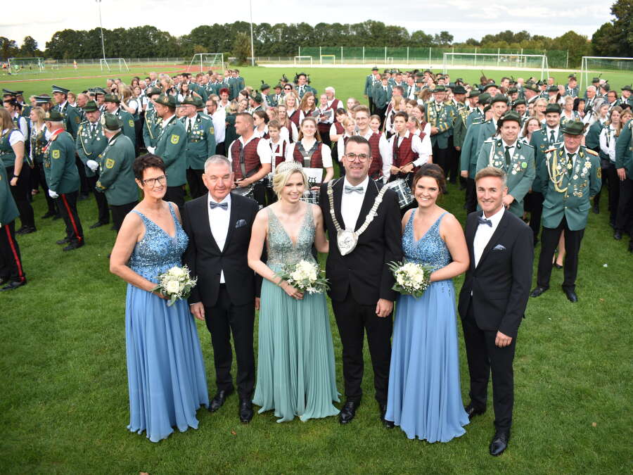 Michael Schaub neuer Schützenkönig in Garrel: Lakaien im FC-Outfit ...