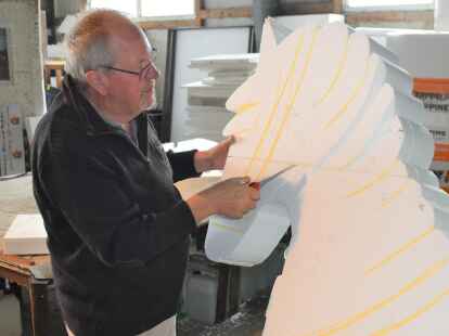 Bunte Motive im Wiesmoorer Blumenkorso: Ideen gehen Reinhard Bildhauer nicht aus