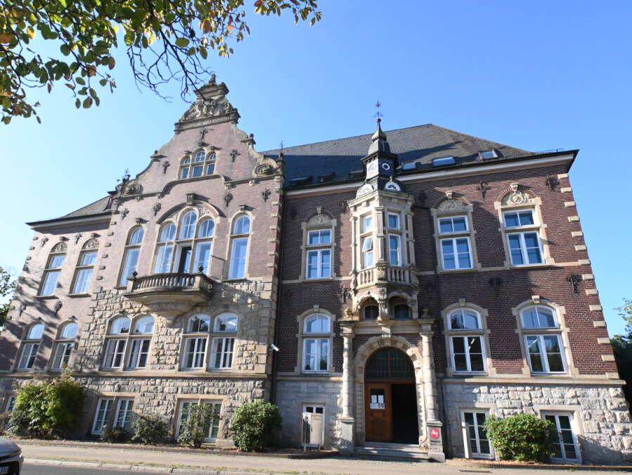 Ganderkeseerin angeklagt: Große Geldsumme von ältere Dame abgebucht