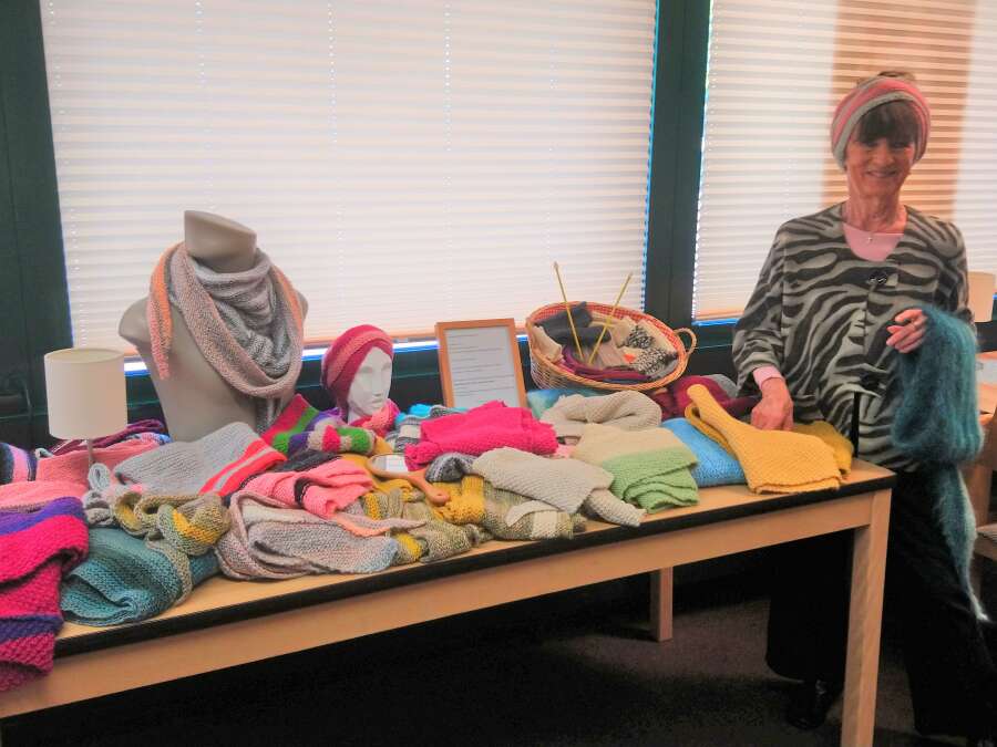 Gemeindebücherei Hude: Maria Oberg strickt Schals für Förderverein ...