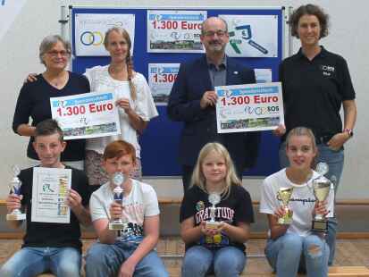 IGS Friesland Nord spendet 2.600 Euro: Schüler laufen für den guten Zweck