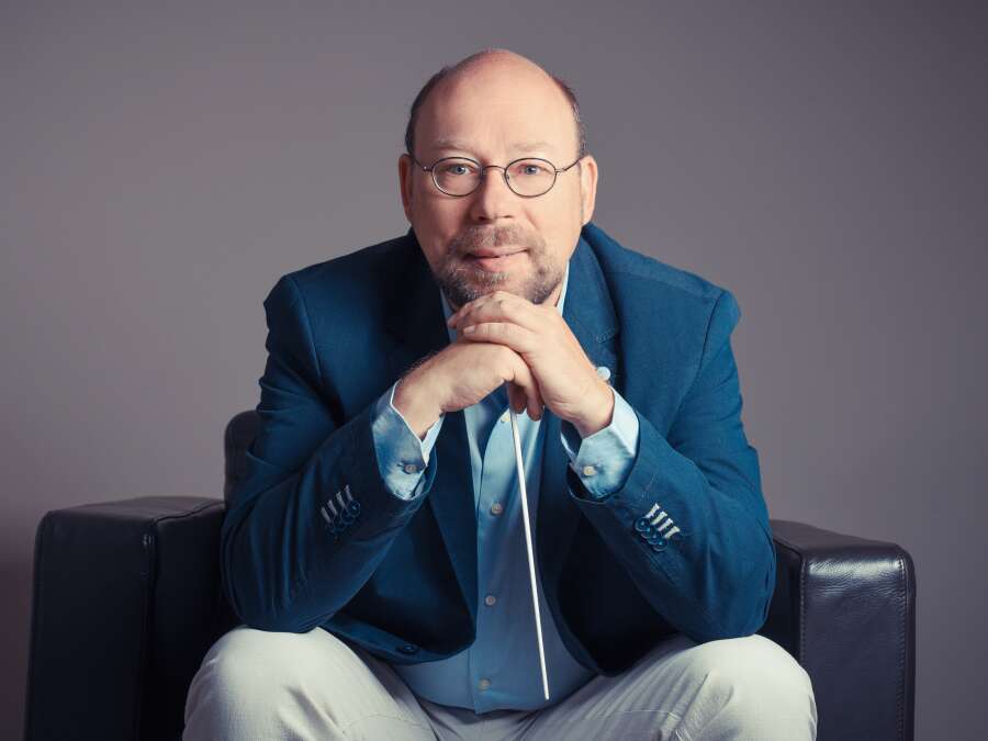 Marcus Prieser und das Neue Wilhelmshavener Sinfonieorchester treten in ...