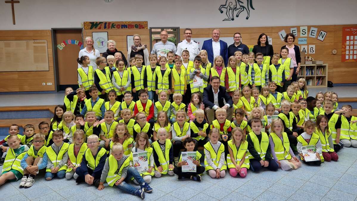 VR-Banken spenden an Grundschulen: Warnwesten für alle Erstklässler im ...