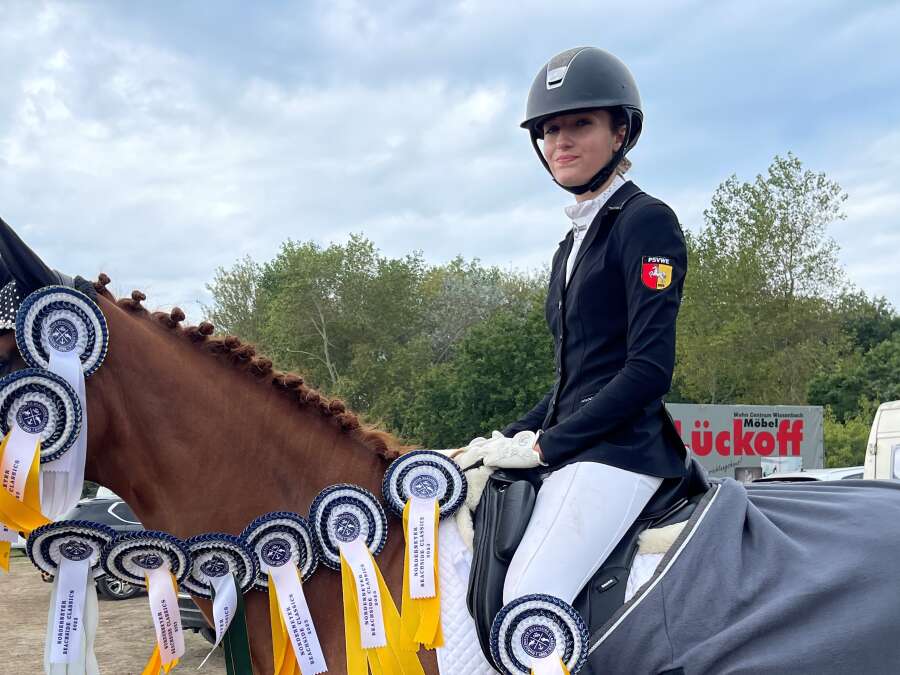 Reitsport-Talent aus Emden: 13-jährige Emily Dick und Wallach Bermuda ...