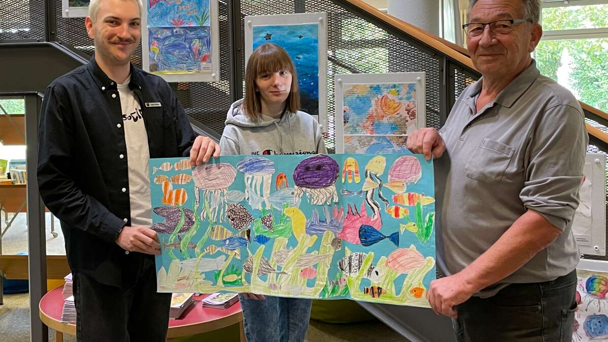 Ausstellung in Bibliothek Sande: Kinder malen für sauberes Wasser in Ghana