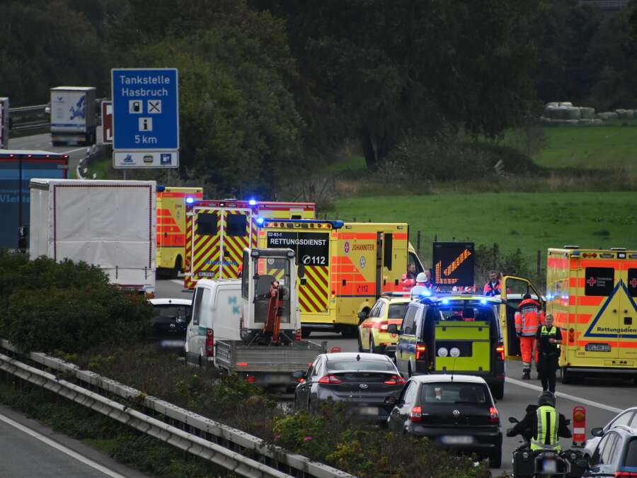 Schwerer Unfall auf A28: Mehrere Verletzte bei Unfall zwischen Hatten und Hude