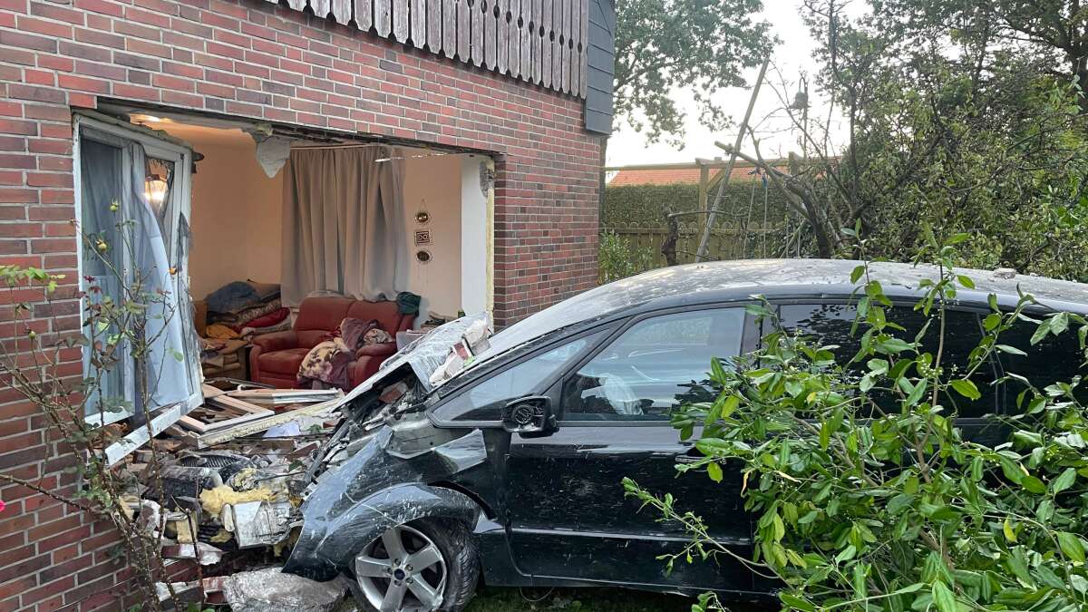 Unfall in Wiefelstede: Auto durchbricht Hauswand und kommt im Gebäude zum Stehen