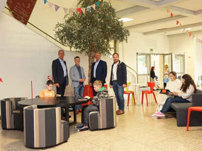 Neues Mobiliar und vier Olivenbäume als Spende der Sparkasse ...