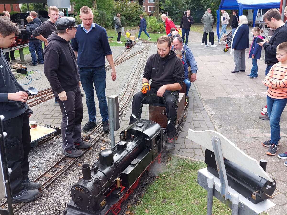 Modelldampffreunde Emden: Saisonabschluss mit Volldampf am Mini-Bahnhof
