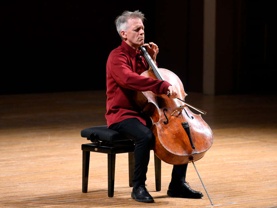 Die Zuhörer im Oldenburgischen Staatstheater feierten Cellist Alban ...