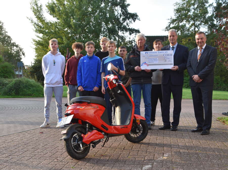Förderzentrum Esens: Volksbank spendet 2000 Euro für die Mofa-AG