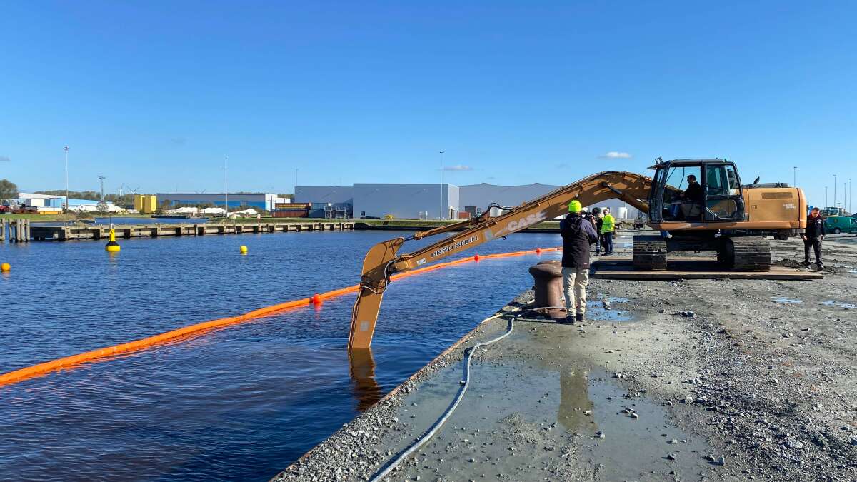 Havarie in Emden: Bergungsarbeiten von Frachtschiff „Sabine“ am Emder ...