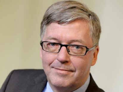 Demokratie verteidigen: Dr. Hans-Peter Bartels (SPD) spricht in Wilhelmshaven