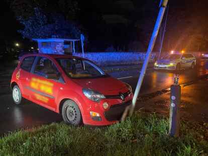 Unfall in Oldenburg: Streifenwagen kollidiert auf Weg zum Einsatz mit abbiegendem Auto