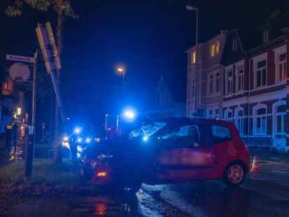 Unfall in Oldenburg: Streifenwagen kollidiert auf Weg zum Einsatz mit abbiegendem Auto